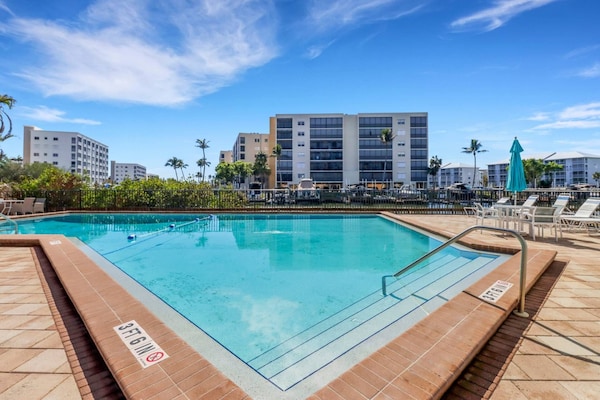Newly Remodeled, Waterfront Condo! Community Pool! Beach Gear! Over $125 Of Free Daily Activities! - Fort Myers Beach, FL