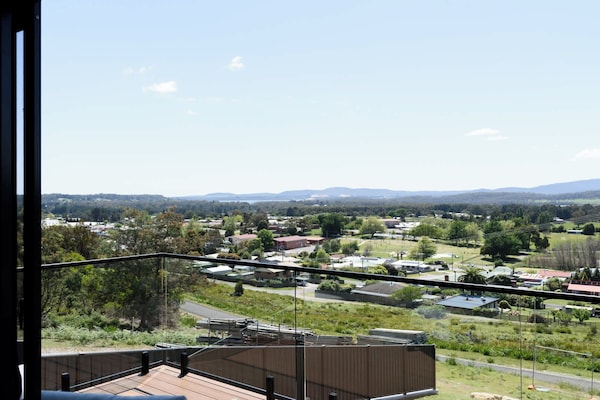 Sleek 3-bedroom Home With Designer Touches & Large Balcony - Tamar Valley