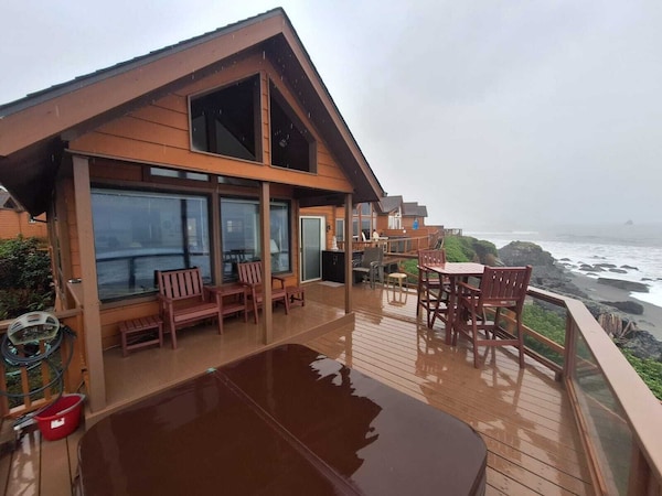Luxurious Oceanfront Cabin 7 Getaway W/ Hot Tub : Stunning Views, Private Hot Tub, And Cozy Comfort. (Private Beach Owned By White Rock Resort) - Smith River, CA