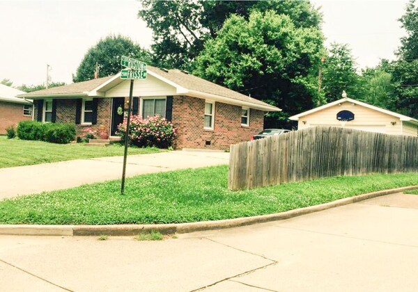 Quiet & Safe Neighborhood.   3-bedrooms, 2-bath, 2-car Garage - Henderson, KY
