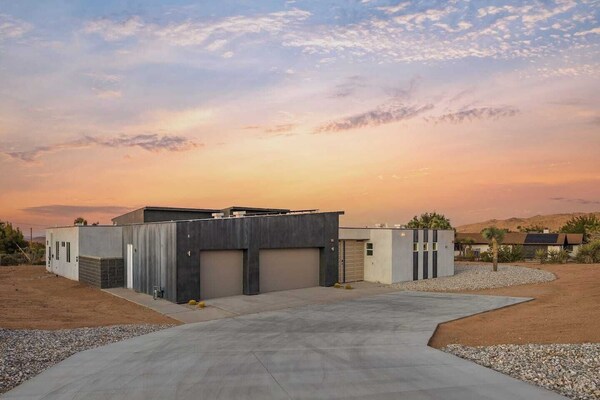 Ishan: Courtyard W/ Hot Tub & Fire Pit - Yucca Valley, CA