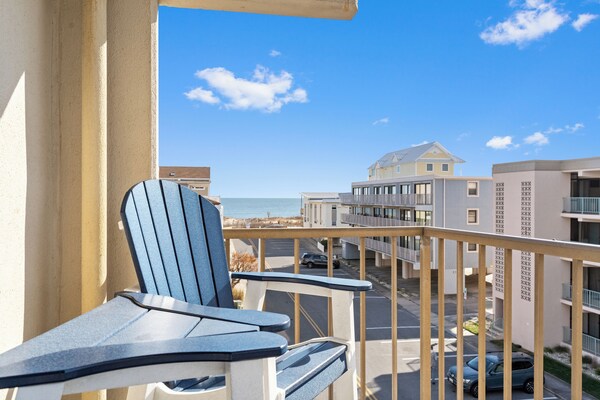 Oceanview Condo On 44th St | 3br/2ba | Balcony Views Of Sunrise & Sunset | Pool - Ocean City, MD