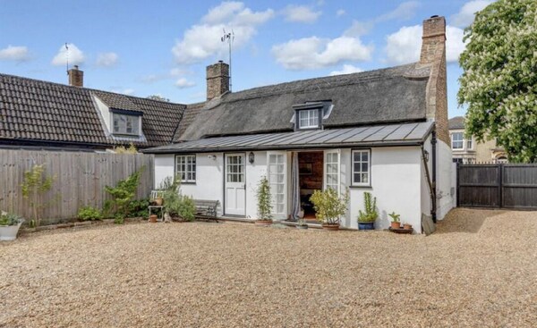 15th Century Thatched Cottage - Cambridgeshire