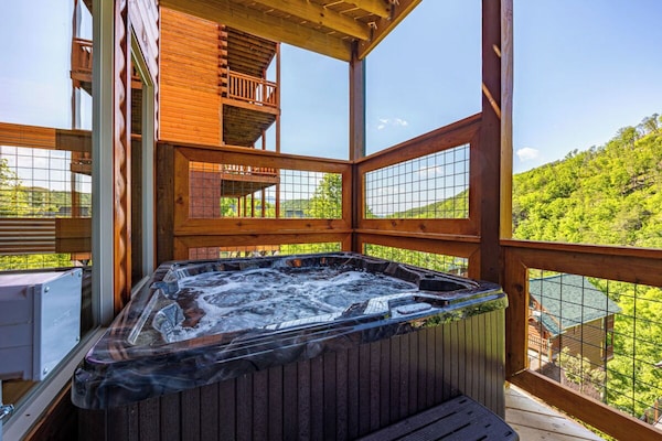 *Gorgeous 3bd Cabin W/ Views! Hot Tub + Games!* - Pigeon Forge, TN