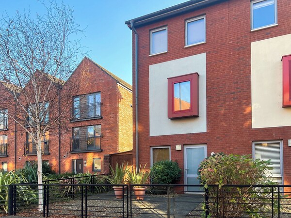 4 Bedroom Accommodation In Swansea - Port Talbot