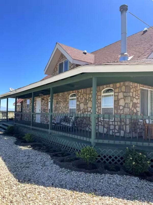 Spacious 4-bedroom Estate. Where Luxury And Convenience Meets In Alamosa, Co. - Alamosa, CO