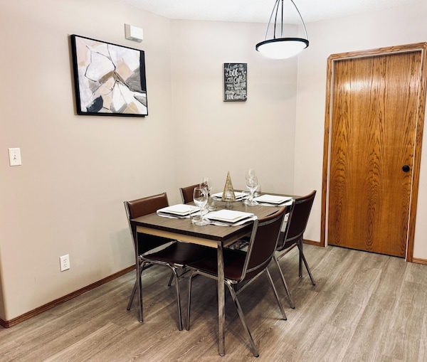 Cozy 2bed Guest Suite With Separate Entry - Red Deer