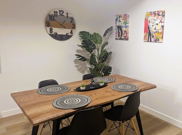 Modern & Spacious 1-bedroom Near Jacques Cartier Bridge, Metro, & Downtown! - Montreal