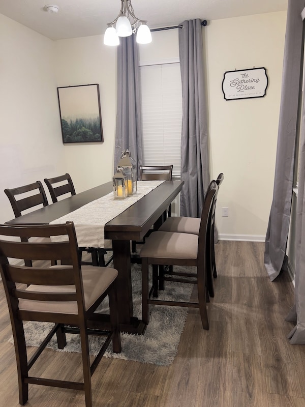 Cozy Spacious Modern Lakeview Home Located Near Downtown Indianapolis - Greenfield, IN
