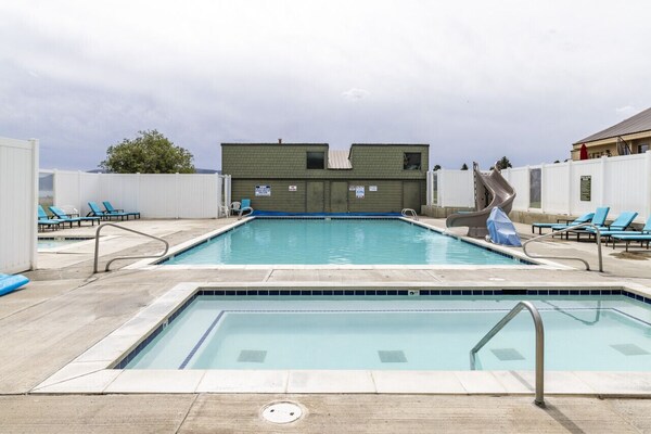 Bearadise Retreat W/ Ideal Beach Access, Private Hot Tub, And Multiple Game Rooms! - Garden, UT