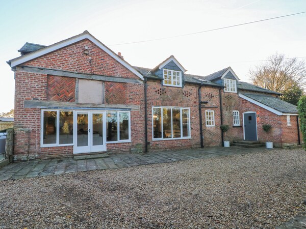 The Granary, Pet Friendly, Character Holiday Cottage In Knutsford - Knutsford