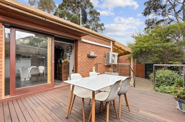 A Leafy Retreat Only A Skip And Jump Away From  The Lively City Of Boxhill. - Melbourne