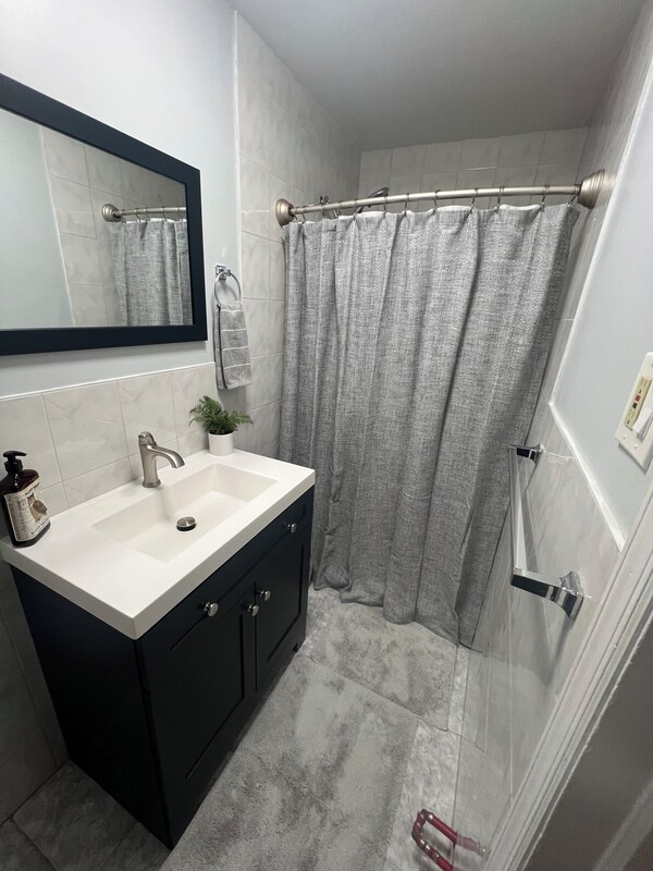 Charming Bedroom Private Bath, Heat, Ac, Wifi, Microwave, Mini Fridge,keurig. - Port Washington, NY