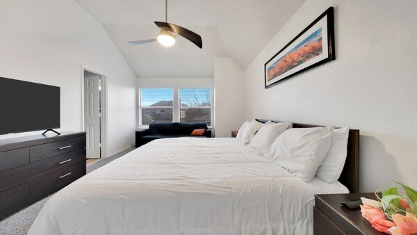 3-bedroom Frisco Castle Retreat With Parking Garage, & Fenced Yard - Plano, TX