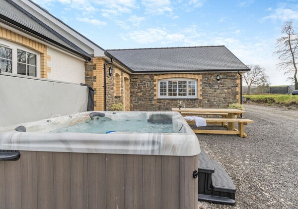 Maes Y Barcud - Five Bedroom House, Sleeps 9 - Aberystwyth