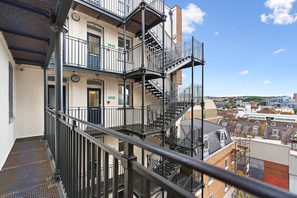 Holiday|leisure|walktobeach - Brighton Station