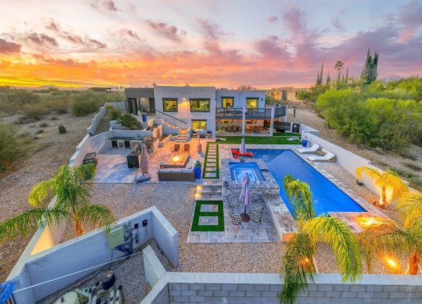 Backyard Oasis, Mountain Views, Resort Style Pool & Jacuzzi! - 圖森