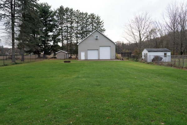 Best Of Both Worlds! Stylish Home Minutes From Downtown With All The Amenities! - Montrose, MI
