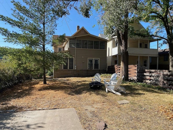 Charming 2 Br Top Floor Retreat In Ne Mpls Arts District! - Minneapolis, MN
