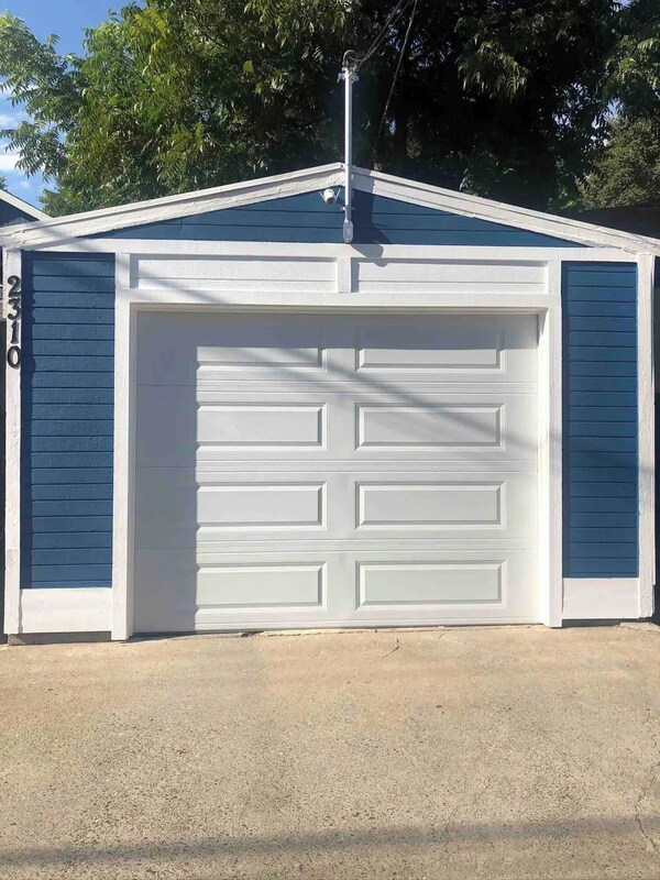 Charming Farmhouse Retreat: 2 Beds 2 Bath With Garage - Sacramento, CA