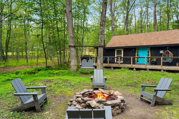 Perfect Couples Cabin: Fireplace, Firepit, & Wine Nearby - Pocono Mountains, PA