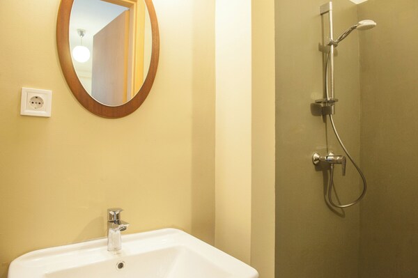 Spacious 2-bedroom 2 Story Loft Near Opera/andrassy With Ac, Wifi - Budapest