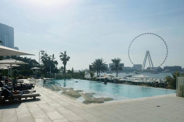 Beachfront 2 Bedroom Apartment With Full Ocean View - Dubai Marina
