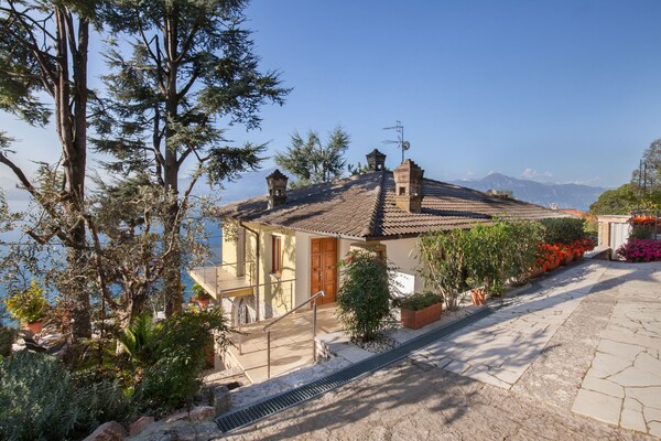Villa Vista Lago With Pool - Torri del Benaco