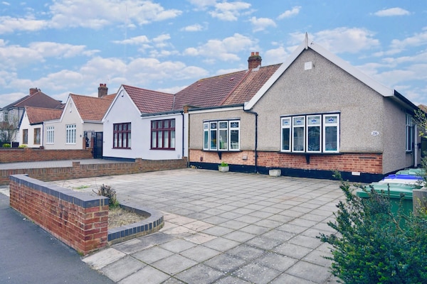 Beautiful Bungalow With Large Driveway And Garden In Bexleyheath - London