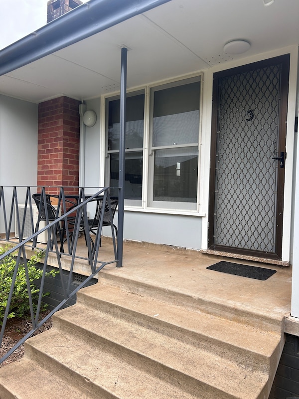 Quiet Cozy Apartment\n\nentire Kitchen \N 1 Queen Bed, 1 Bathroom \Ncanowindra - Canowindra