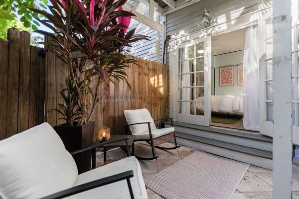 The Mallory Suite @ The Inn On Fleming ~ 1st Floor King Suite W/ Shared Pool! - Key West, FL