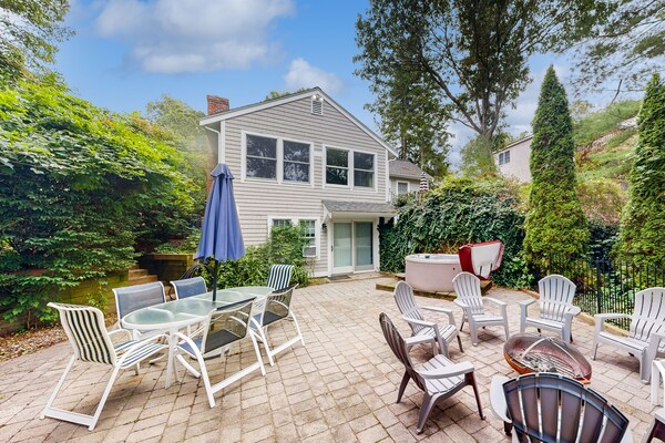 Cozy Home On Lake Including Local Beach Pass , Hot Tub, Patio, W/d, & Ac - Cape Cod, MA
