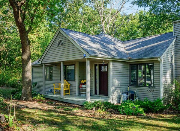 New Listing - Secluded Retreat, Tree-top Views, Hot Tub - Galena, IL