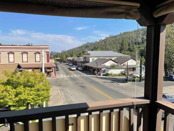 #7 Jacuzzi Tub-balcony- Historic Downtown Suite\n\n - 마리포사