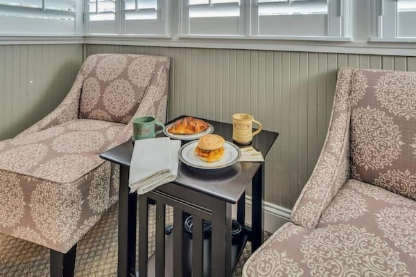 Romantic King Room Near Calistoga Spa & Hot Springs. - Calistoga