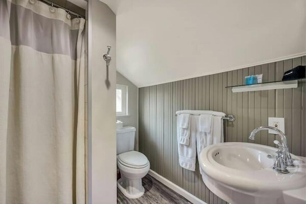 Comfortable Queen Getaway. Free Parking Near Top Downtown Calistoga Attractions! - Calistoga, CA