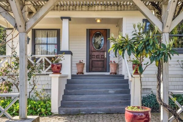 Luxury King Room. Steps To Napa Valley Wineries, Spas & Fine Dining! - St. Helena, CA