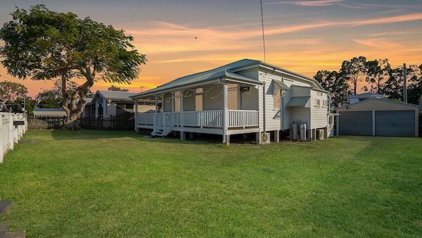 Quaint, Cute, Pet Friendly Cottage Near The Beach - Burrum Heads