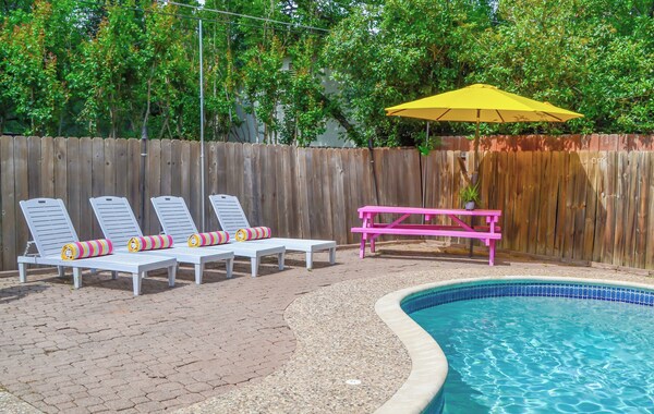 Spacious 4-bedroom House With Make-up Bar, Wifi, Games, Hot-tub, & Pool - Georgetown, TX