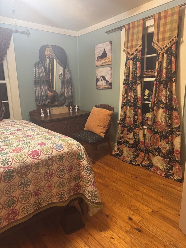 Eclectic Edition 2 Bedroom Historic Farmhouse Circa 1885 \Nno Ghosts Serene Vale - Woodmill Winery, Vale