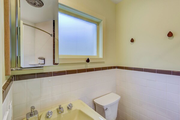 Historic Blue Ridge Tourist Court - King Deluxe (Pet Friendly) - Boone, NC