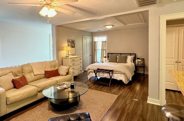 A Charming 1-bed Loft Apt 1.8mi To Uga In Delightful Athens Ga Lake Neighborhood - Athens, GA