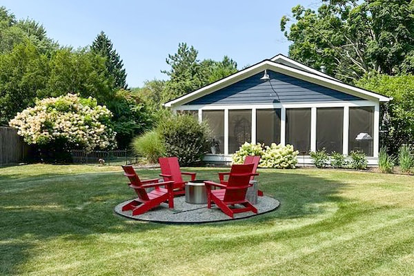 Charming Home With A Jacuzzi, Fire Pit, Gas Grill, Large Yard, And Porch! - ミシガン州
