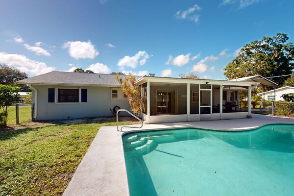 Cozy Home With Private Pool, Bbq, Dog Friendly, Central Ac, Enclosed Yard - Vero Beach, FL