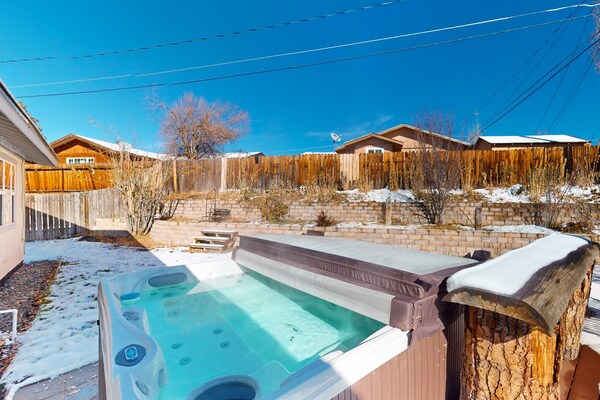 Beautiful Home With Private Hot Tub, Fenced In Yard, & Fireplace - Dog Friendly - Stateline, NV