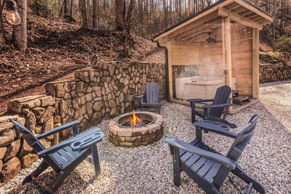 Charming 2-bedroom Cabin Close To Bryson City With Ac, Wifi, Hot Tub - Cherokee, NC
