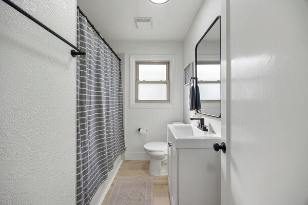 Dapper 2-bedroom Abode: Chic & Cozy - Sacramento, CA