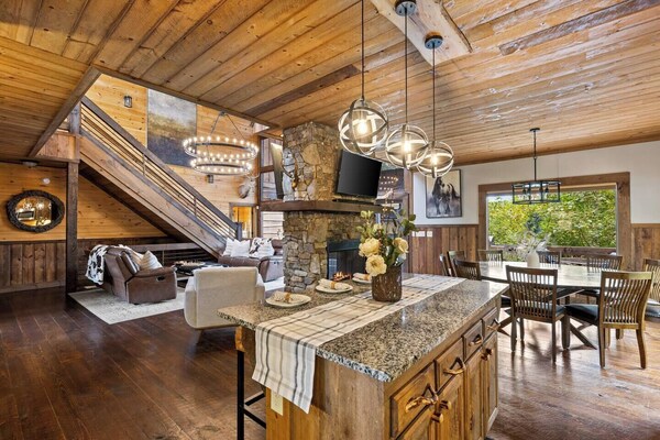 Make Memories With Up To 14 Of Your Favorite People In This 4 Bedroom Lux Cabin! - Blue Ridge, GA