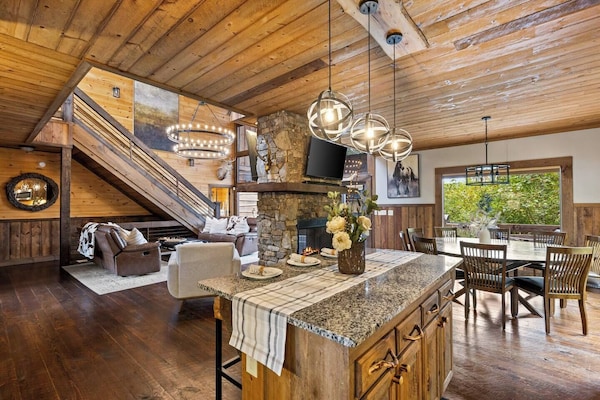 Make Memories With Up To 14 Of Your Favorite People In This 4 Bedroom Lux Cabin! - Blue Ridge, GA