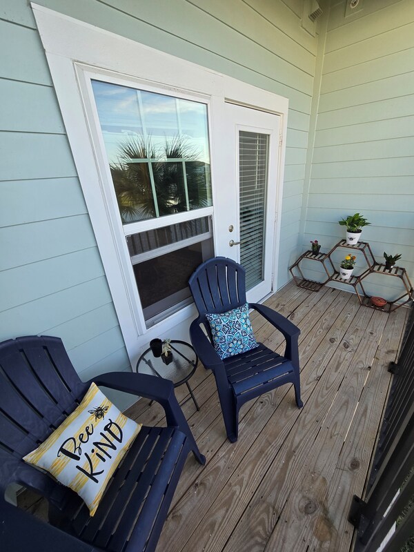 Comfy King Bed, Full Kitchen, Lakeview, Gym & Pool - Port St. Lucie, FL